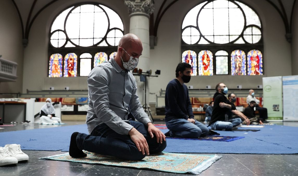 Pastor joins Muslims to pray inside German church in amazing solidarity ...